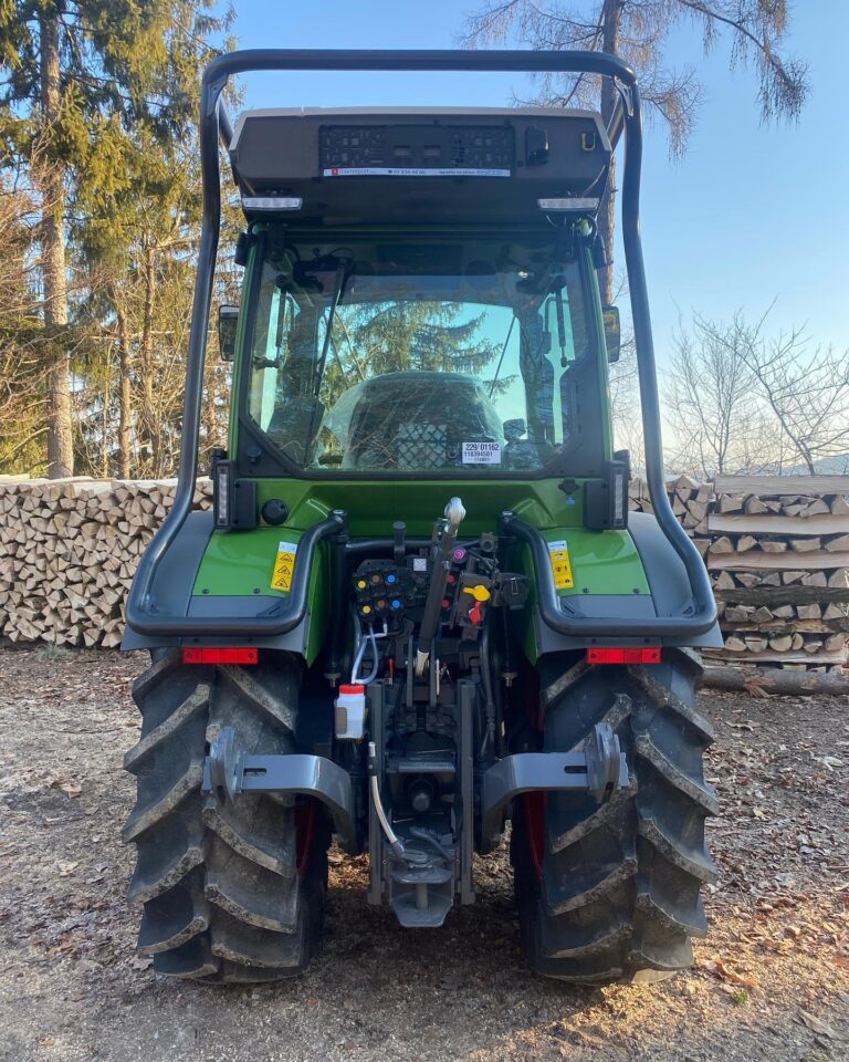 Leichte Forstaufbau auf Traktor Fendt 211P – Pro Jernač